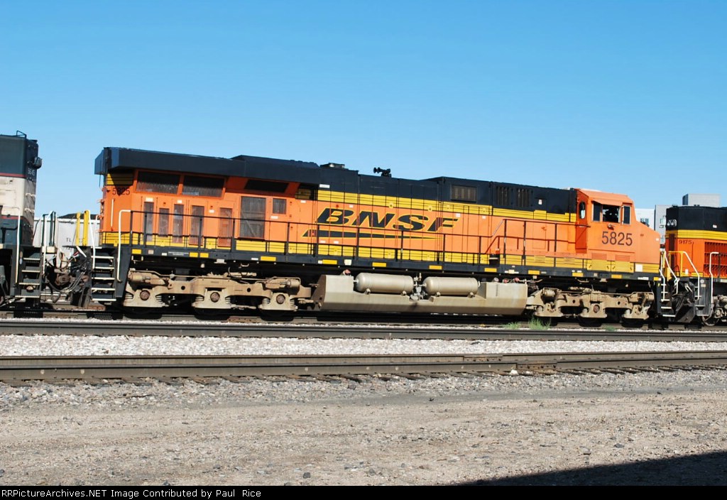 BNSF 5825